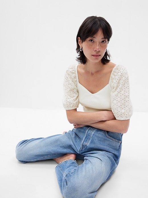 T-shirt moderne à décolleté en cœur et manches bouffantes à broderie ...