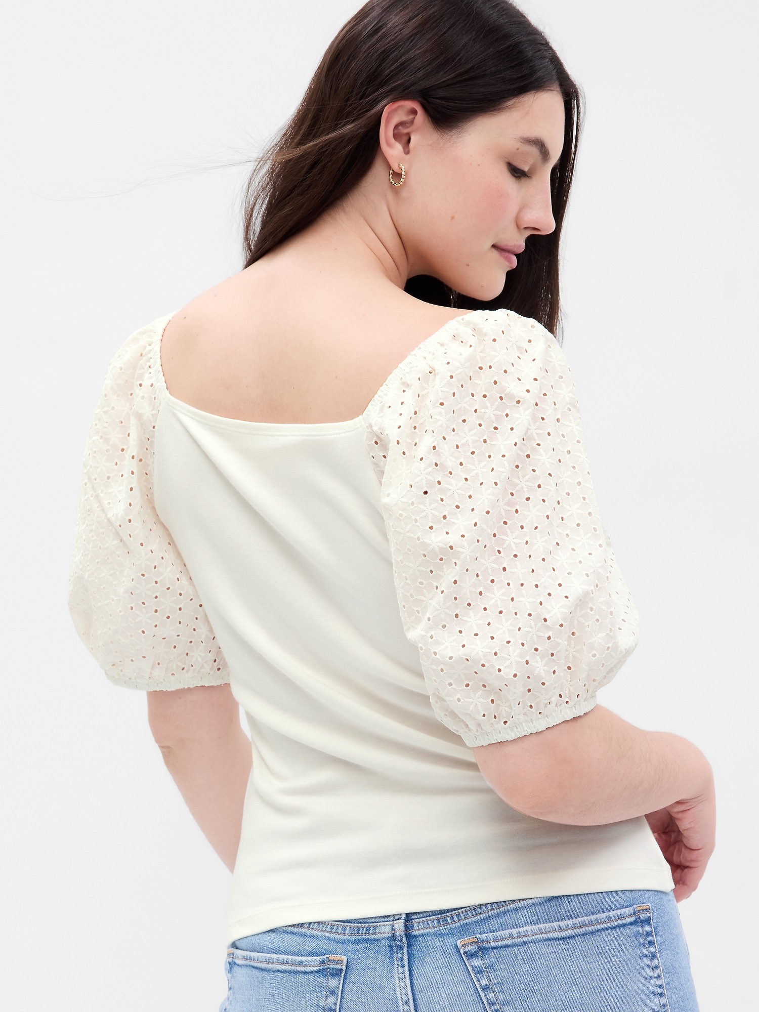 T-shirt moderne à décolleté en cœur et manches bouffantes à broderie ...